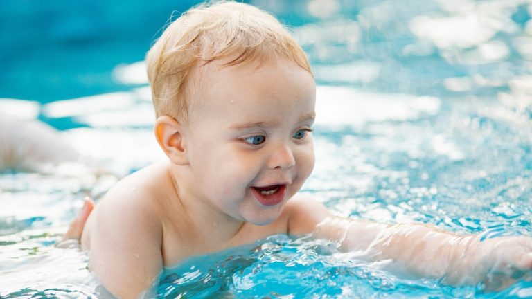 How to Teach Your Baby to Float on Water (Front & Back Floating ...